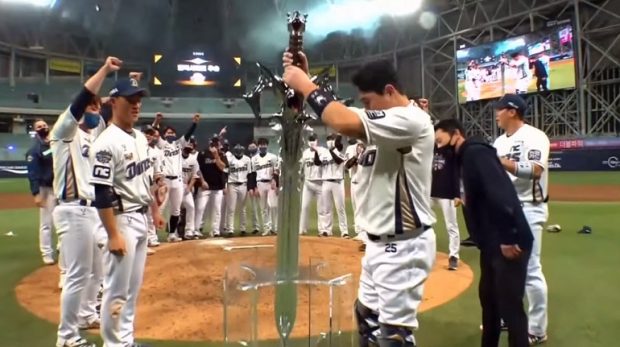 NCSoft's Baseball Team Won The Korean Championship And Celebrated With ...